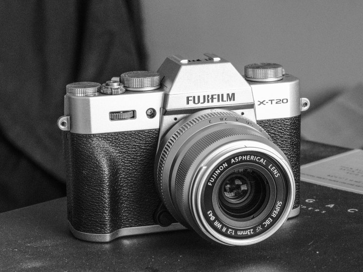 Don't get the X100F since the XT20 with 23 2.0 has to be better ...