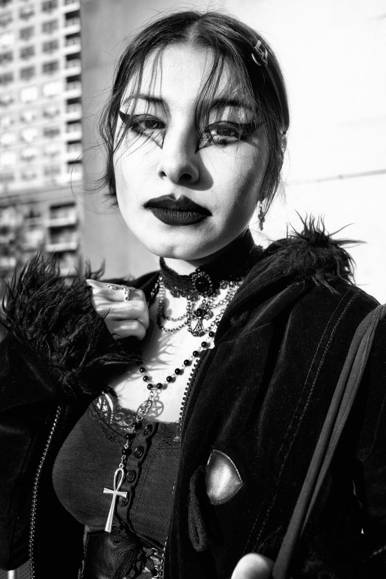 Goth girl poses for her photo | DPReview Forums