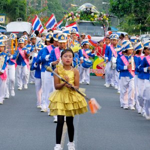 Girls In Parade | DPReview Forums