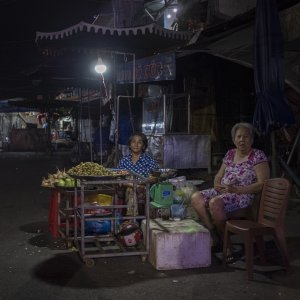 P1100122 Late night market in Chau doc | DPReview Forums