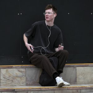 Bloke w earbuds | DPReview Forums