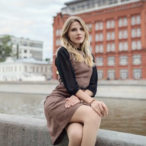 Outdoors portrait of beautiful young woman. Selective focus. | DPReview Forums