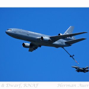 Giant & the Dwarf | DPReview Forums